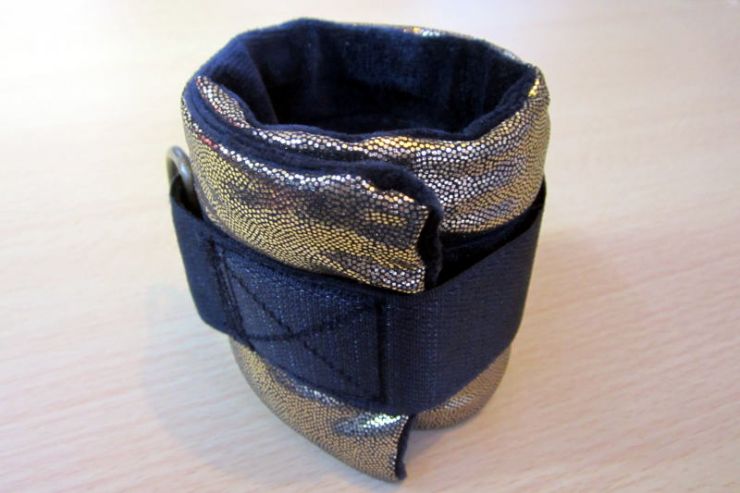 Menottes souples douces dorées & noires (modèle #3) :: Univers-BDSM