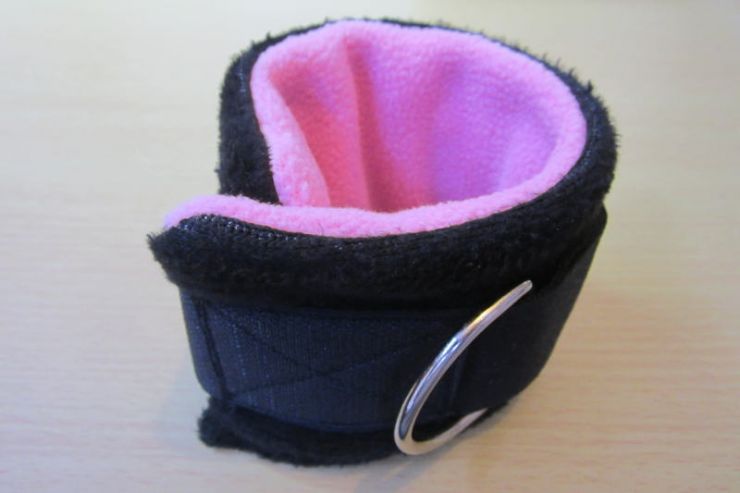 Menottes souples noires & roses (proto #1) :: Univers-BDSM